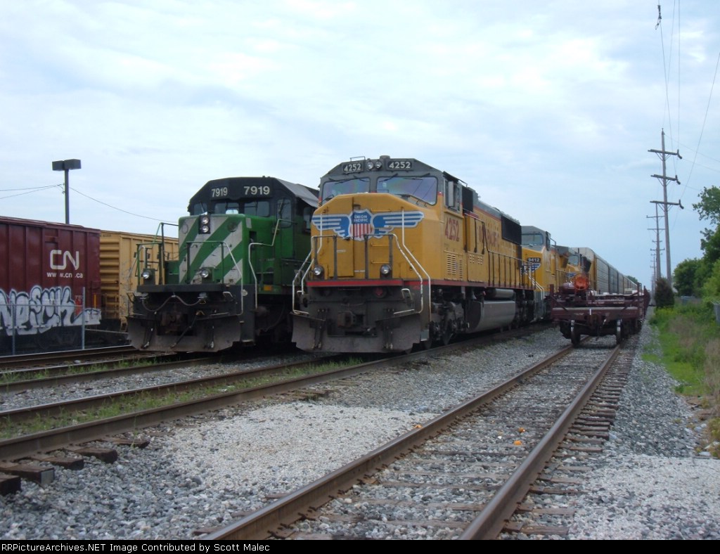 BNSF 7919 & UP 4252
